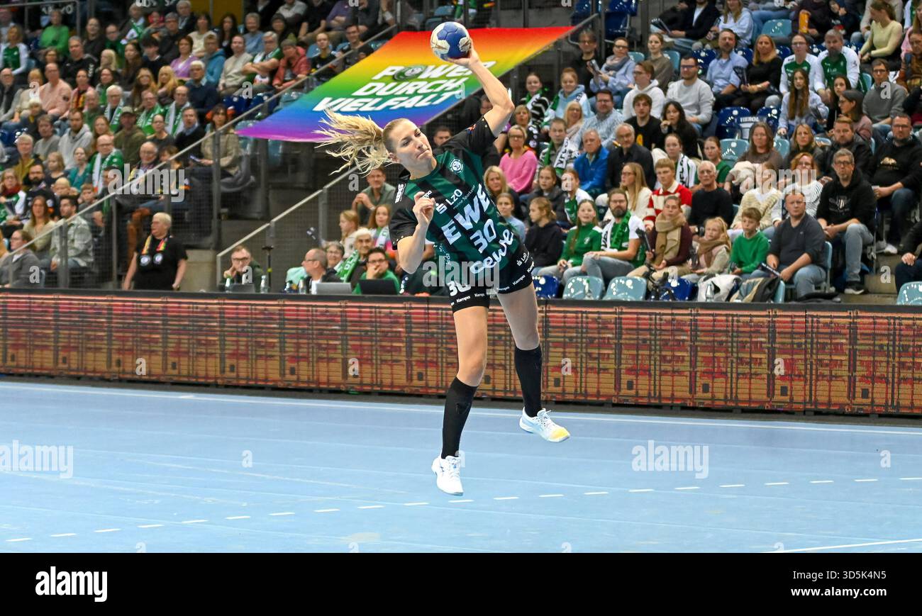 Jenny Behrend (VfL Oldenburg, #30) with the jump shot RK Dalmantinka ...