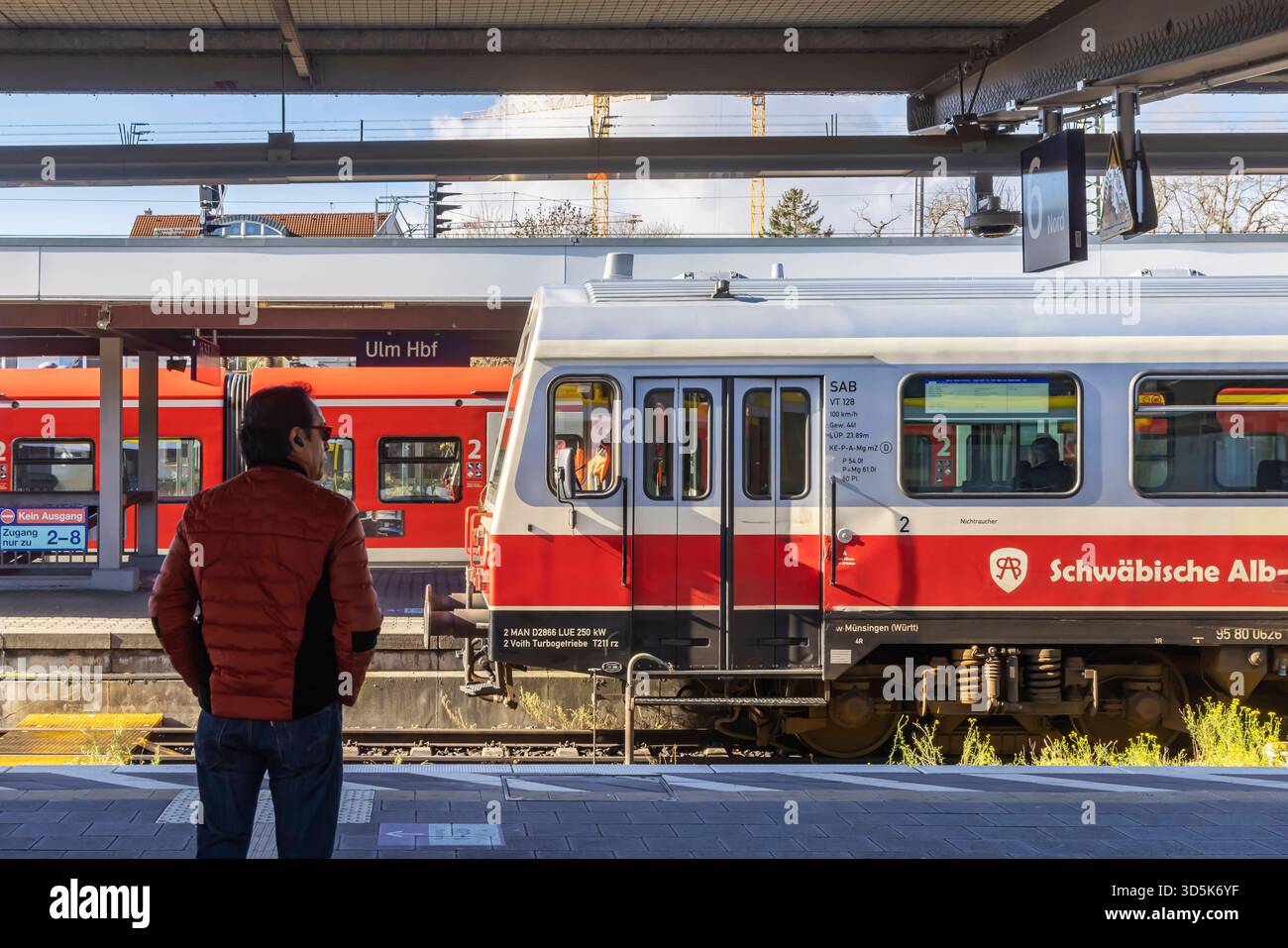 Nebenbahn im Hauptbahnhof Ulm. Triebwagen der Schwäbische Alb-Bahn ...