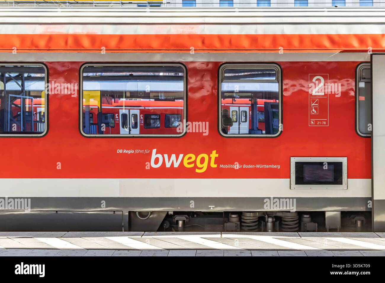 Regionalzug im Hauptbahnhof Ulm. / 03.11.2025. Ulm, Baden-Württemberg ...