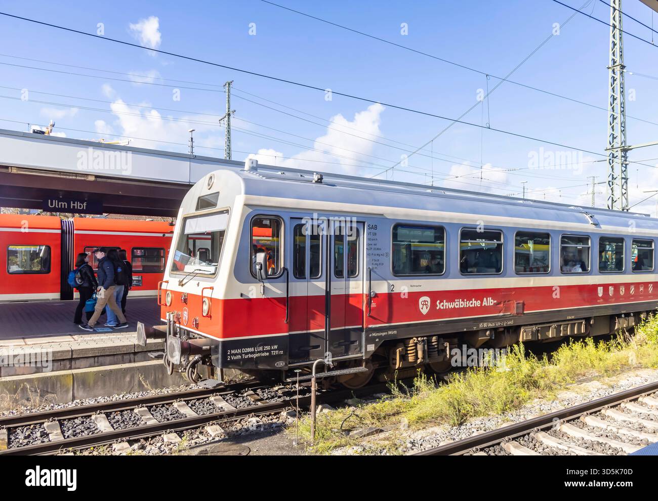 Nebenbahn im Hauptbahnhof Ulm. Triebwagen der Schwäbische Alb-Bahn ...