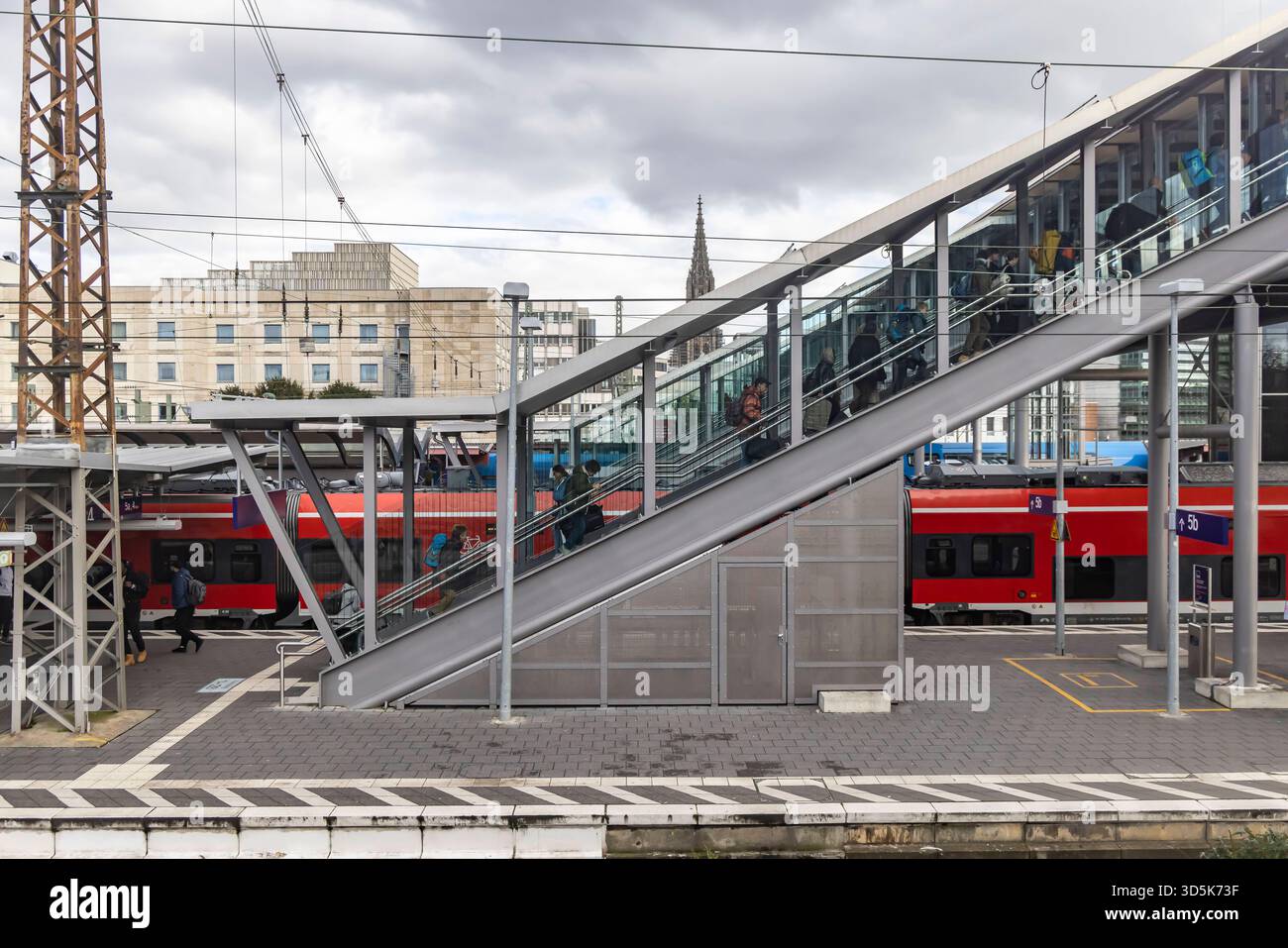 Hauptbahnhof Ulm mit Regionalzug. // 03.11.2025. Ulm an der Donau ...