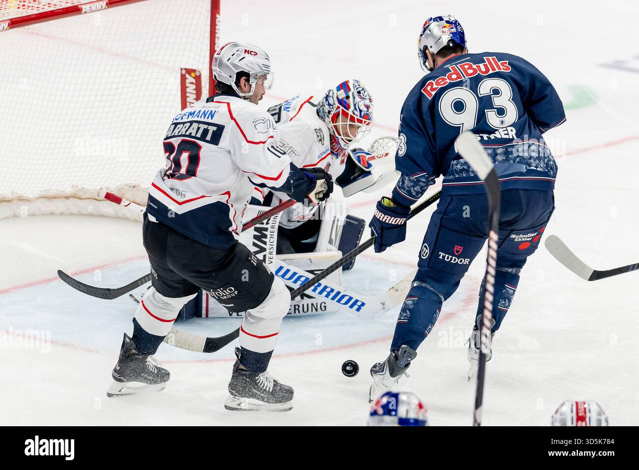 Maximilian Kastner (EHC Red Bull Munich, #93) misses against Niklas ...