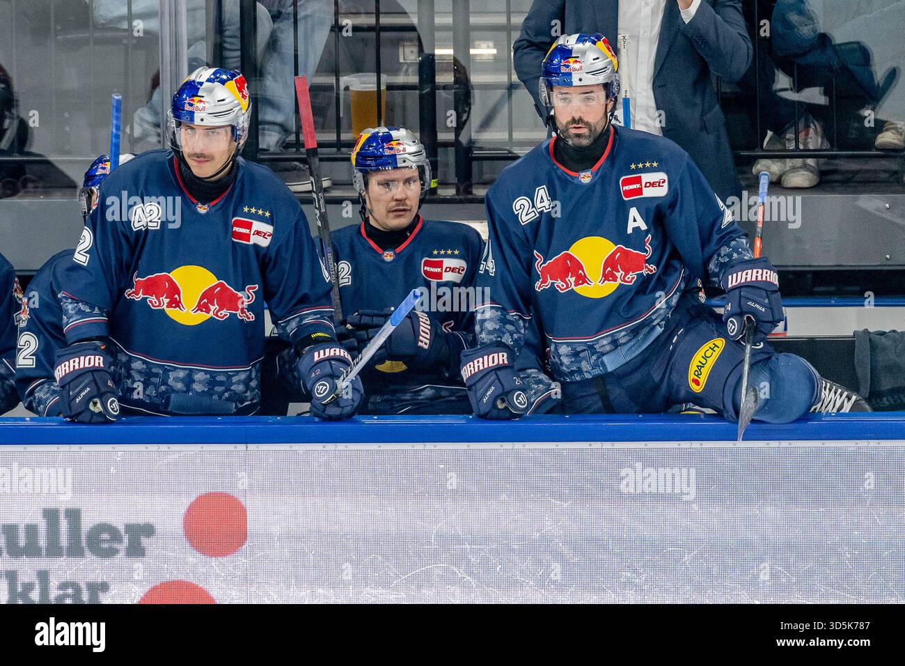Yasin Ehliz (EHC Red Bull Munich, #42) and Ryan Murphy (EHC Red Bull ...