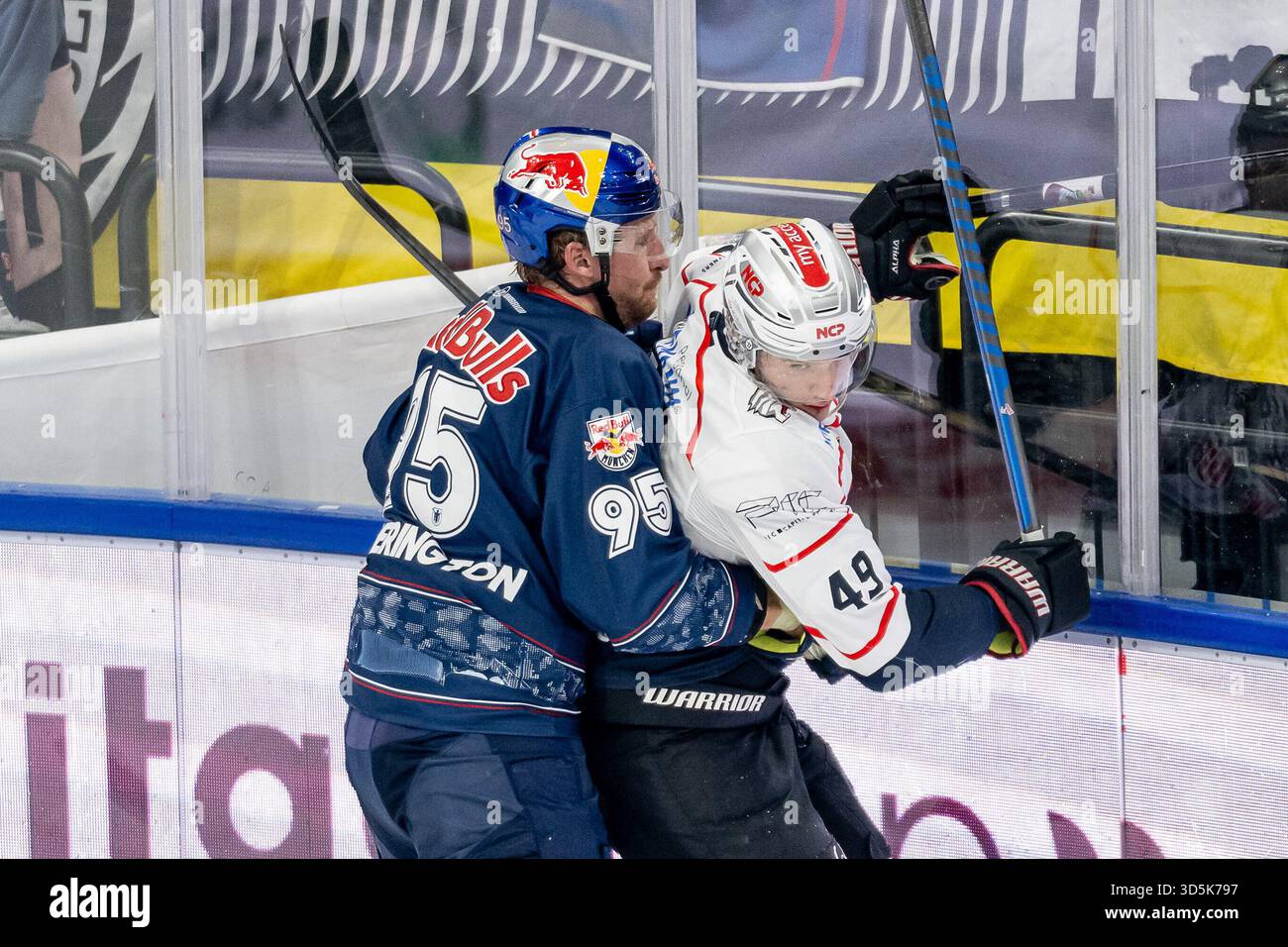 Duel between Dillon Heatherington (EHC Red Bull Munich, #95) and Thomas ...