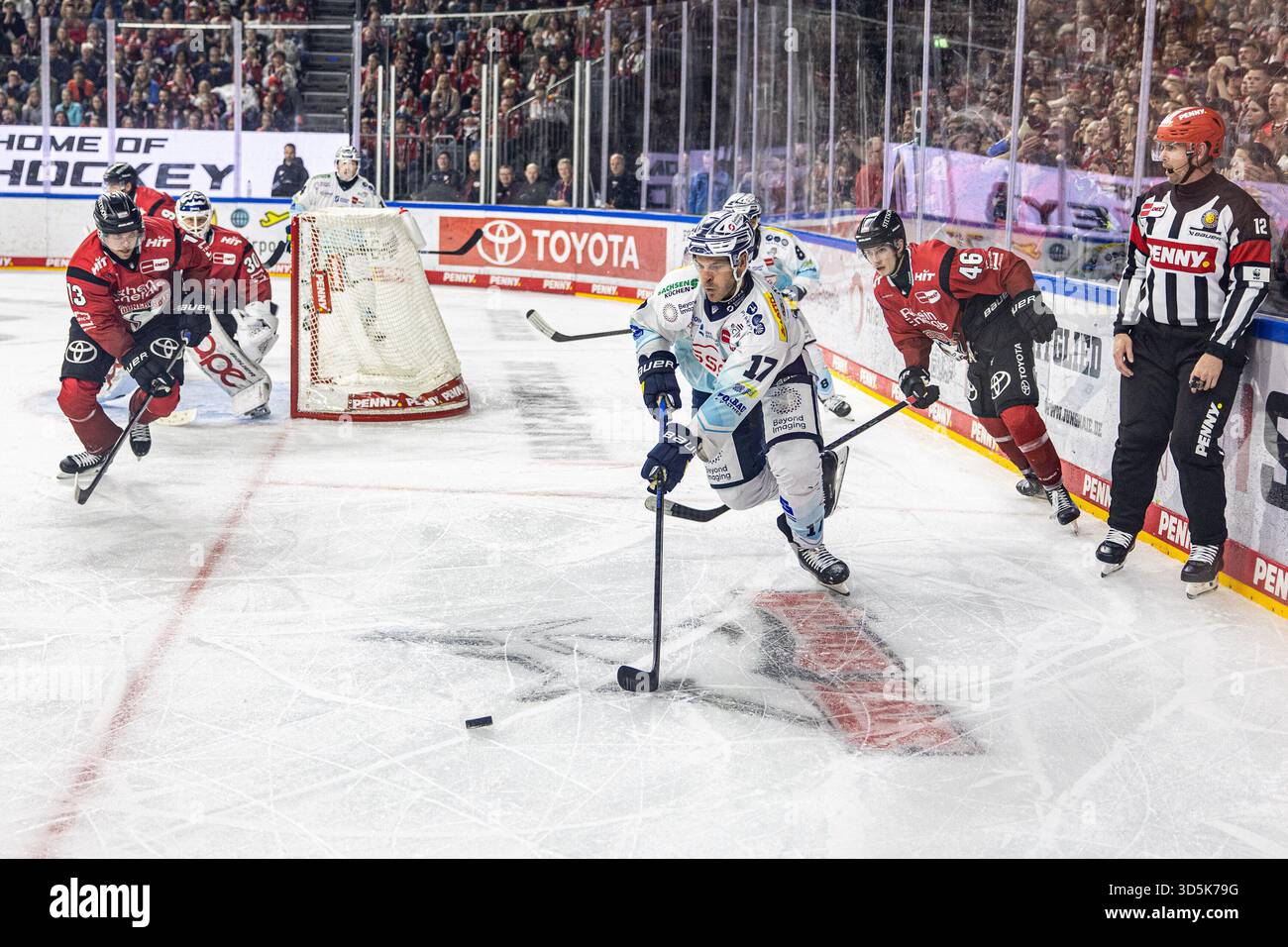 Lance Bouma (Dresden Ice Lions, #17) vs Kevin Niedenz (Cologne Sharks ...