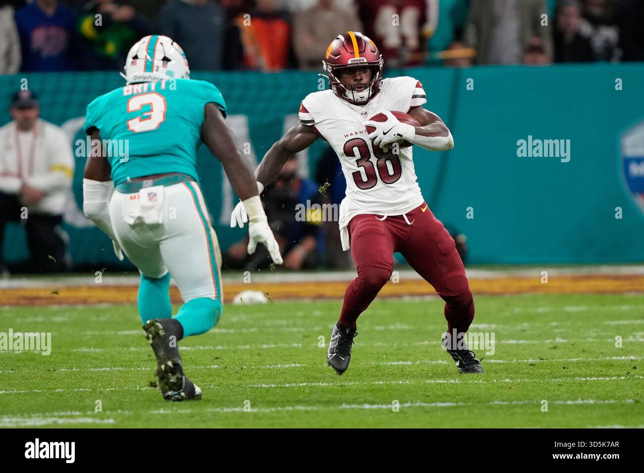 Washington Commanders running back Chase Edmonds (38) carries the ball ...