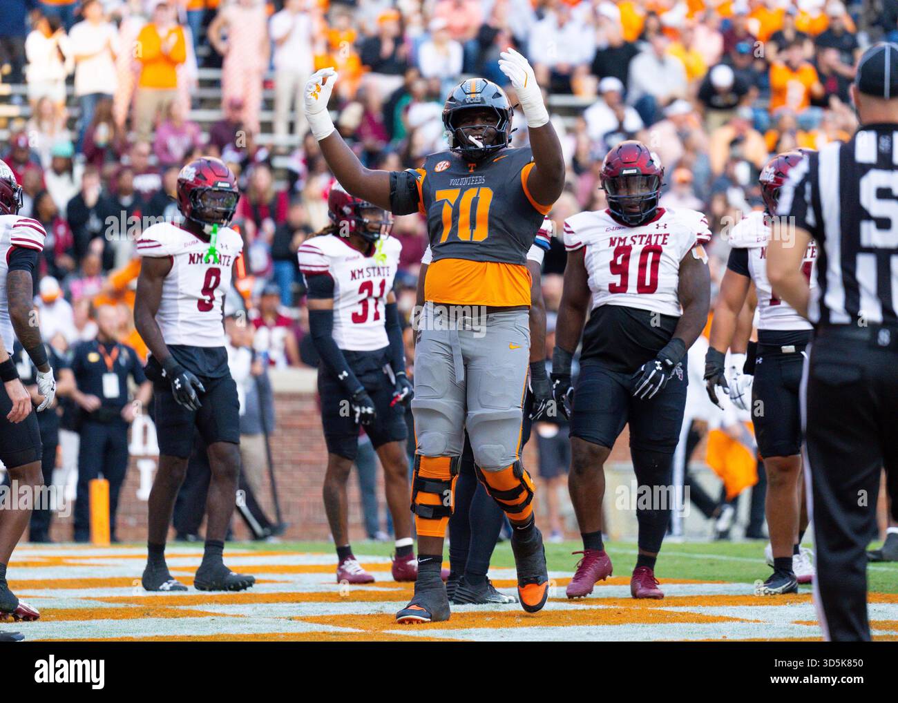 November 15, 2025: David Sanders Jr. #70 of the Tennessee Volunteers ...