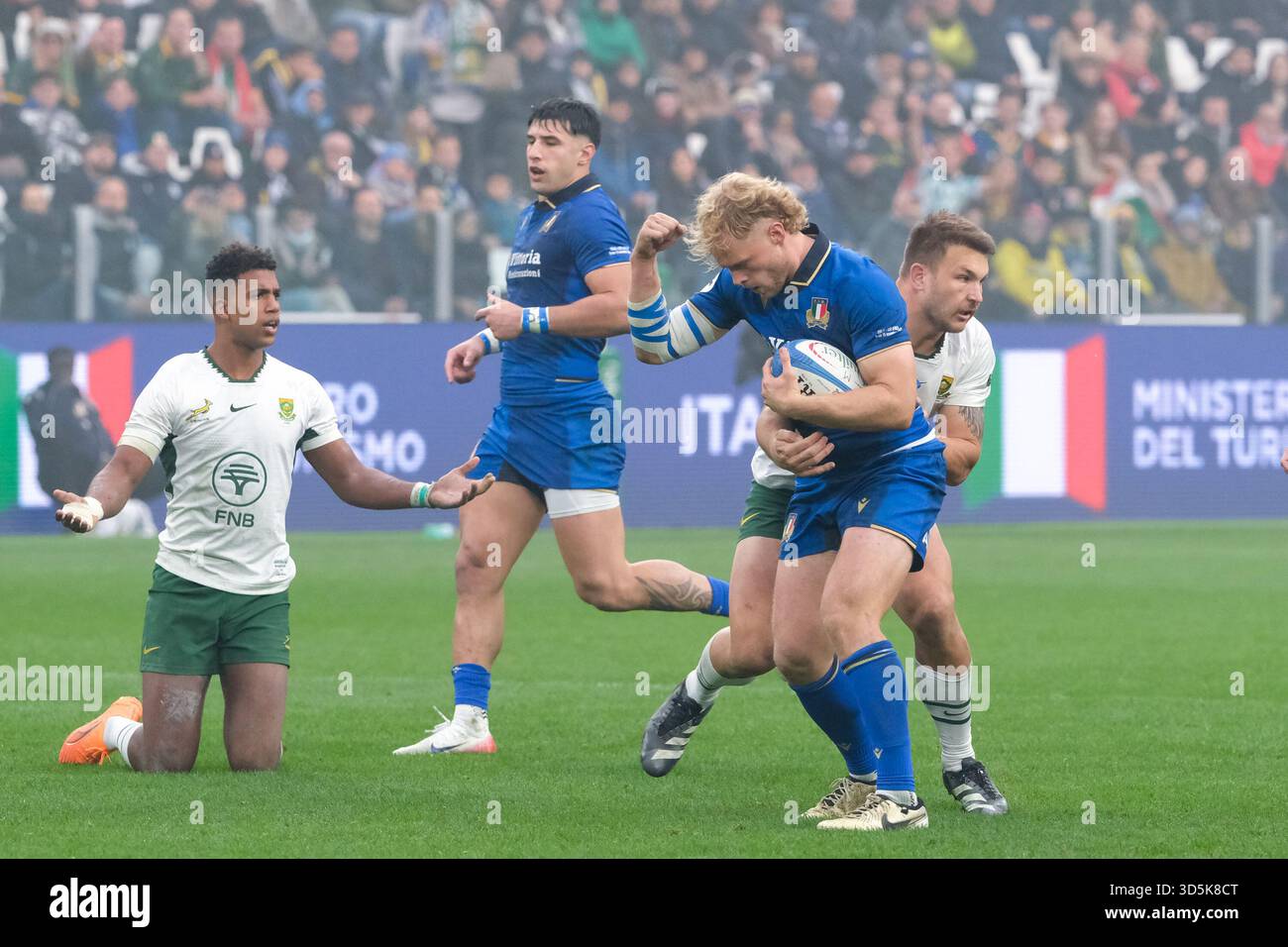 (L) Louis Lynagh of Italy and (R) Andre Esterhuizen of South Africa ...