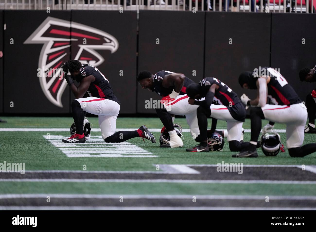 Atlanta Falcons players kneel in prayer before an NFL football game ...