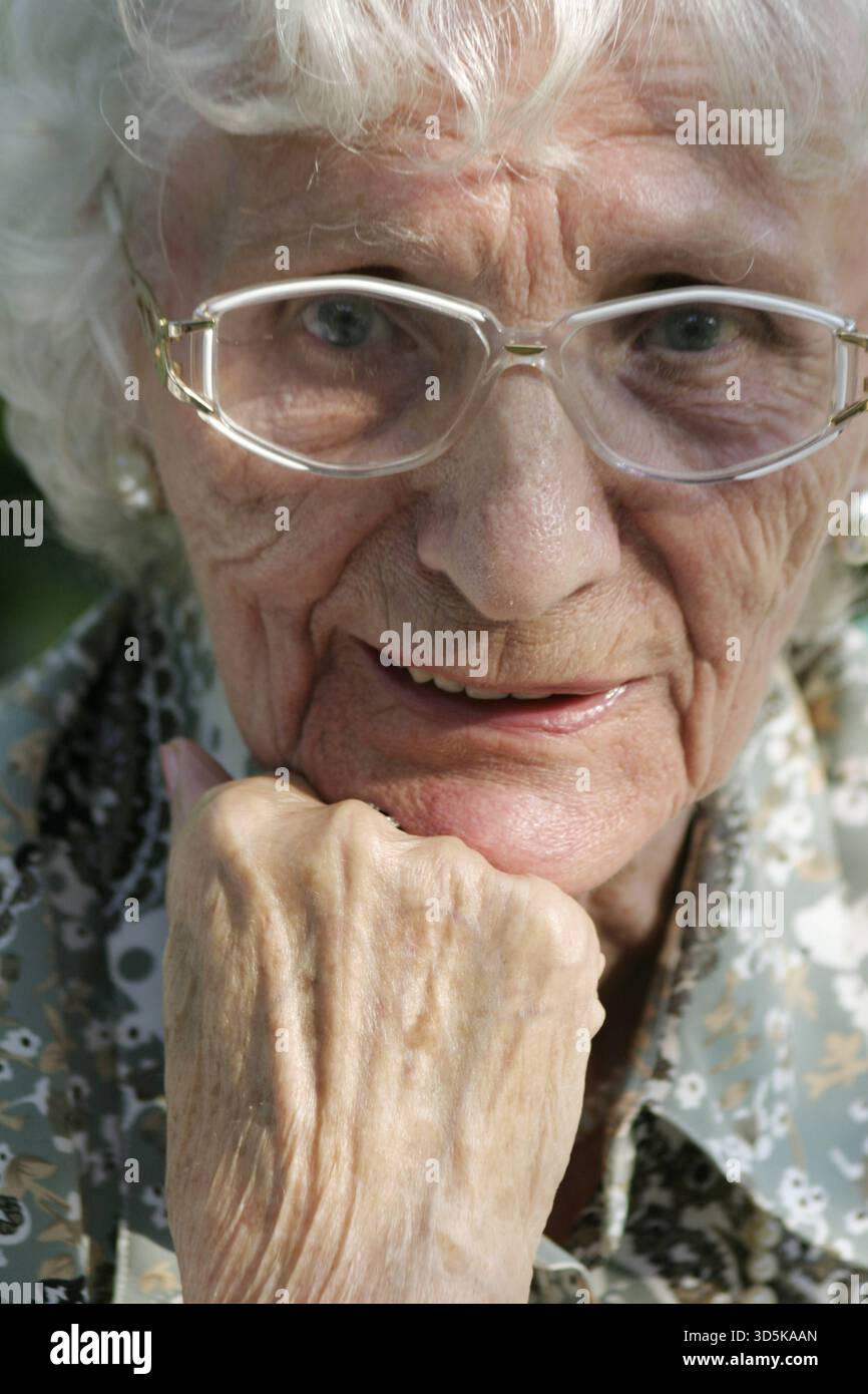 Ältere Dame, model realase vorhanden GER, 20250924, Symbol, seniorin ...