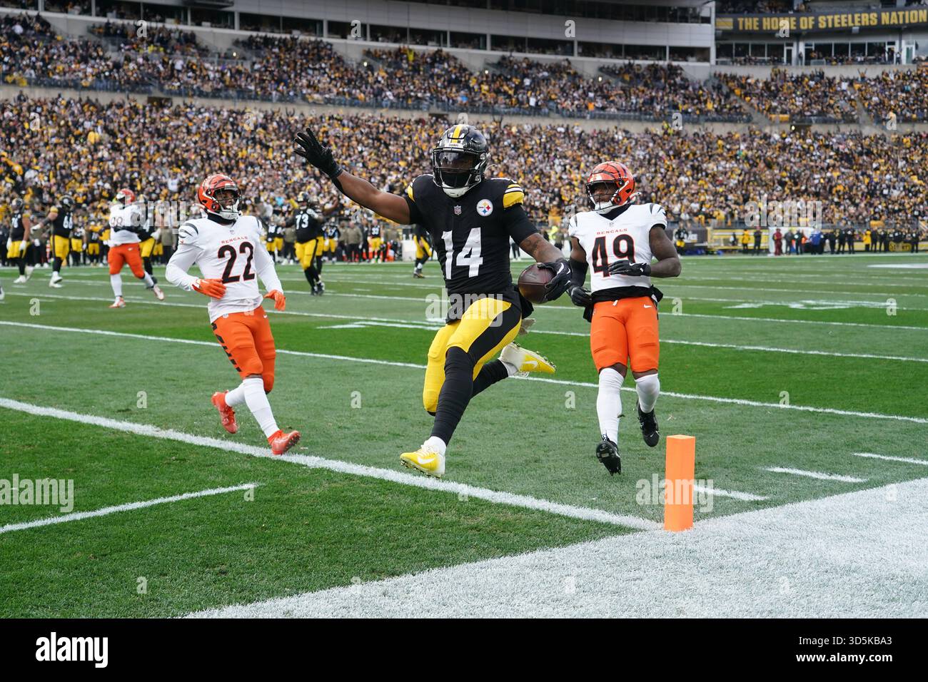 Pittsburgh Steelers running back Kenneth Gainwell (14) scores a ...