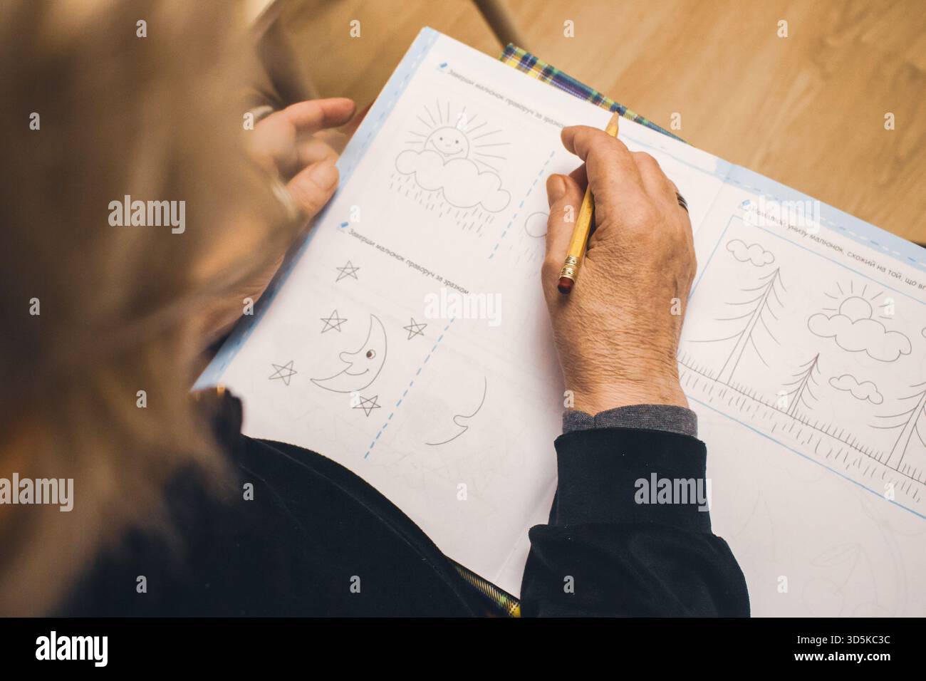 Senior life concept. Aged hands with wrinkles holding pen and drawing ...