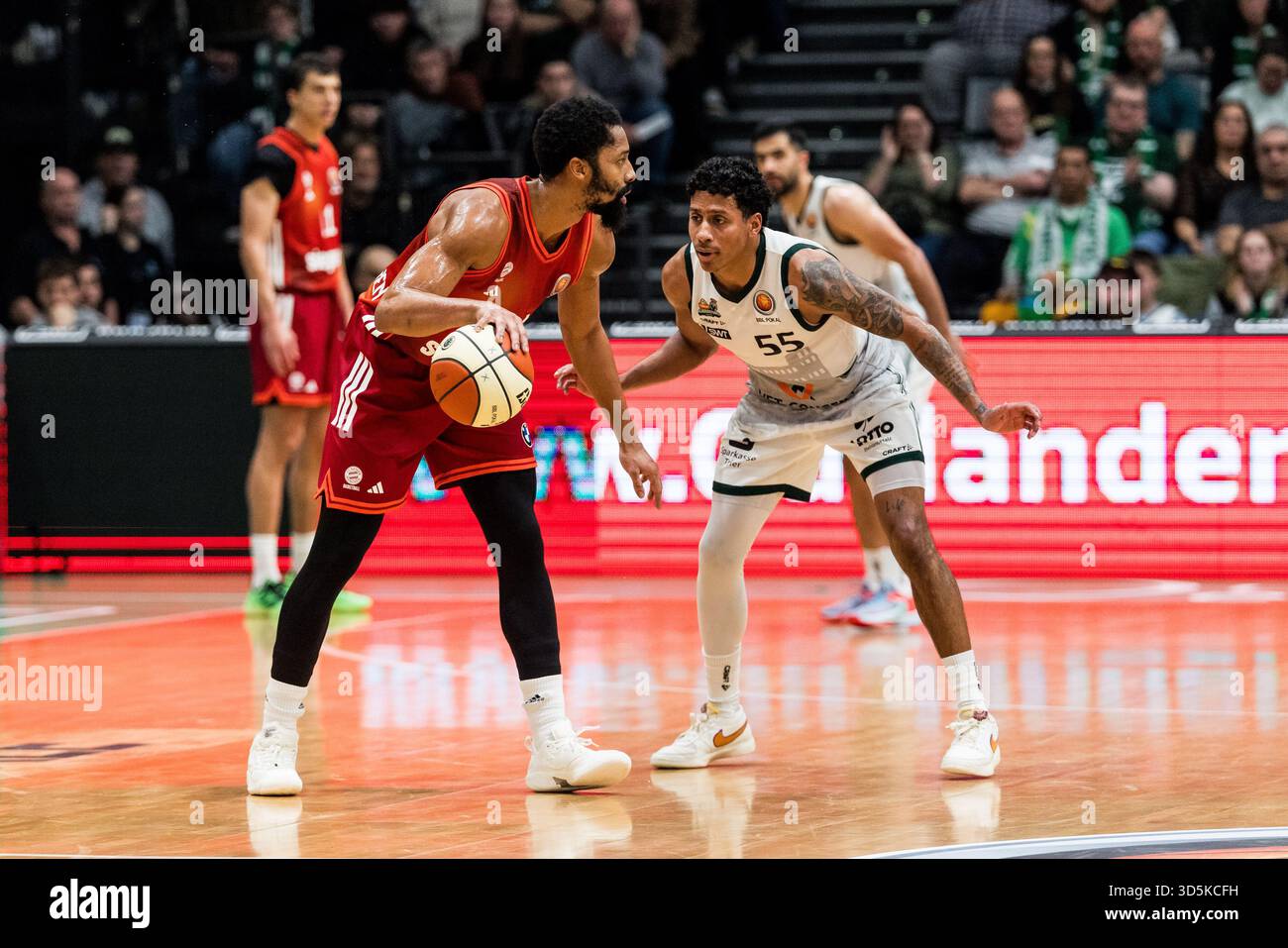 Spencer Dinwiddie (FC FC Bayern Munich, 26) with the ball, Eli Brooks ...