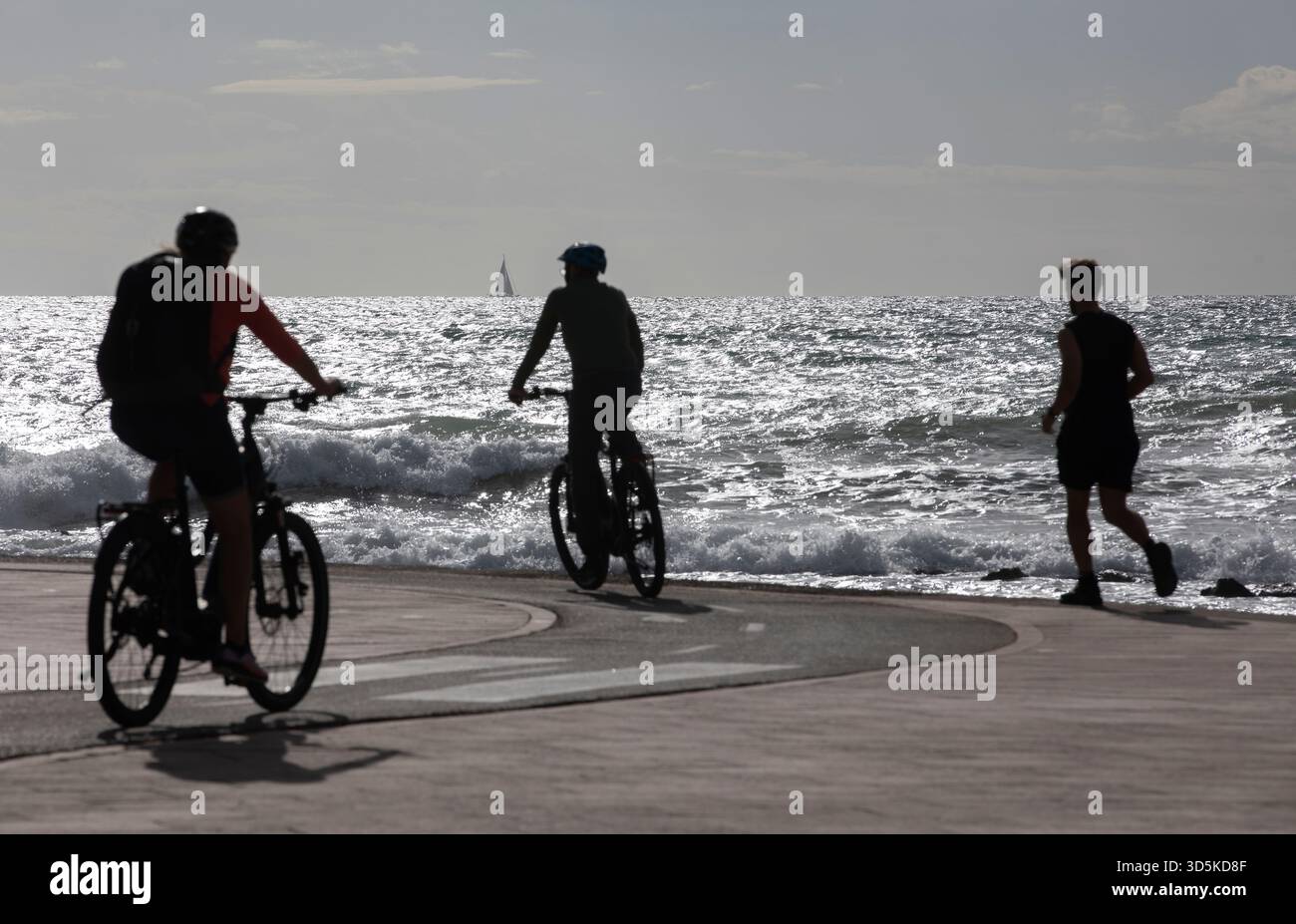 16 November 2025, Spain, Palma: People doing sports right by the sea on ...