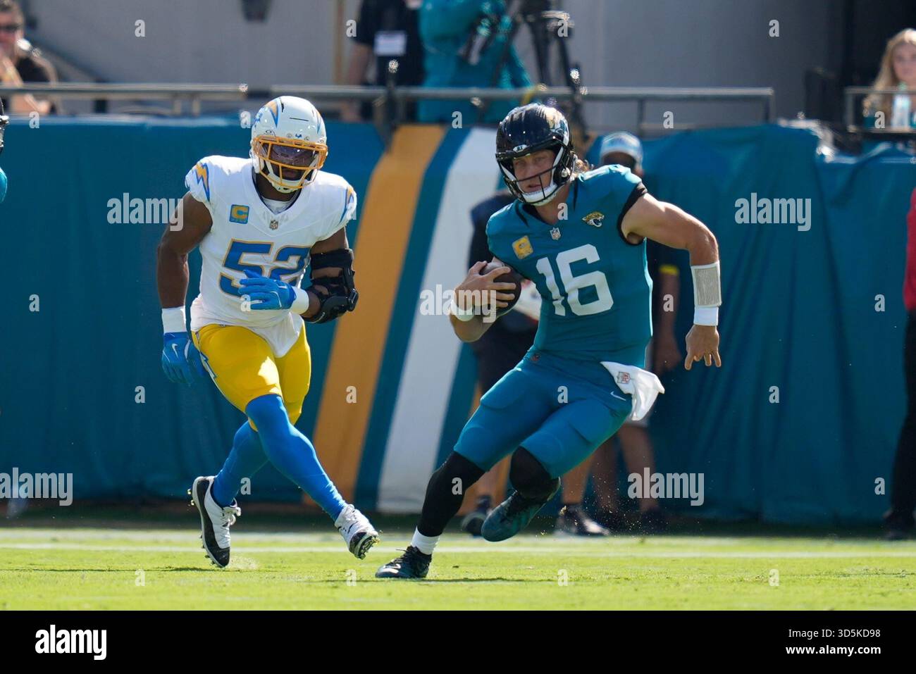 Jacksonville Jaguars quarterback Trevor Lawrence (16) runs against Los ...