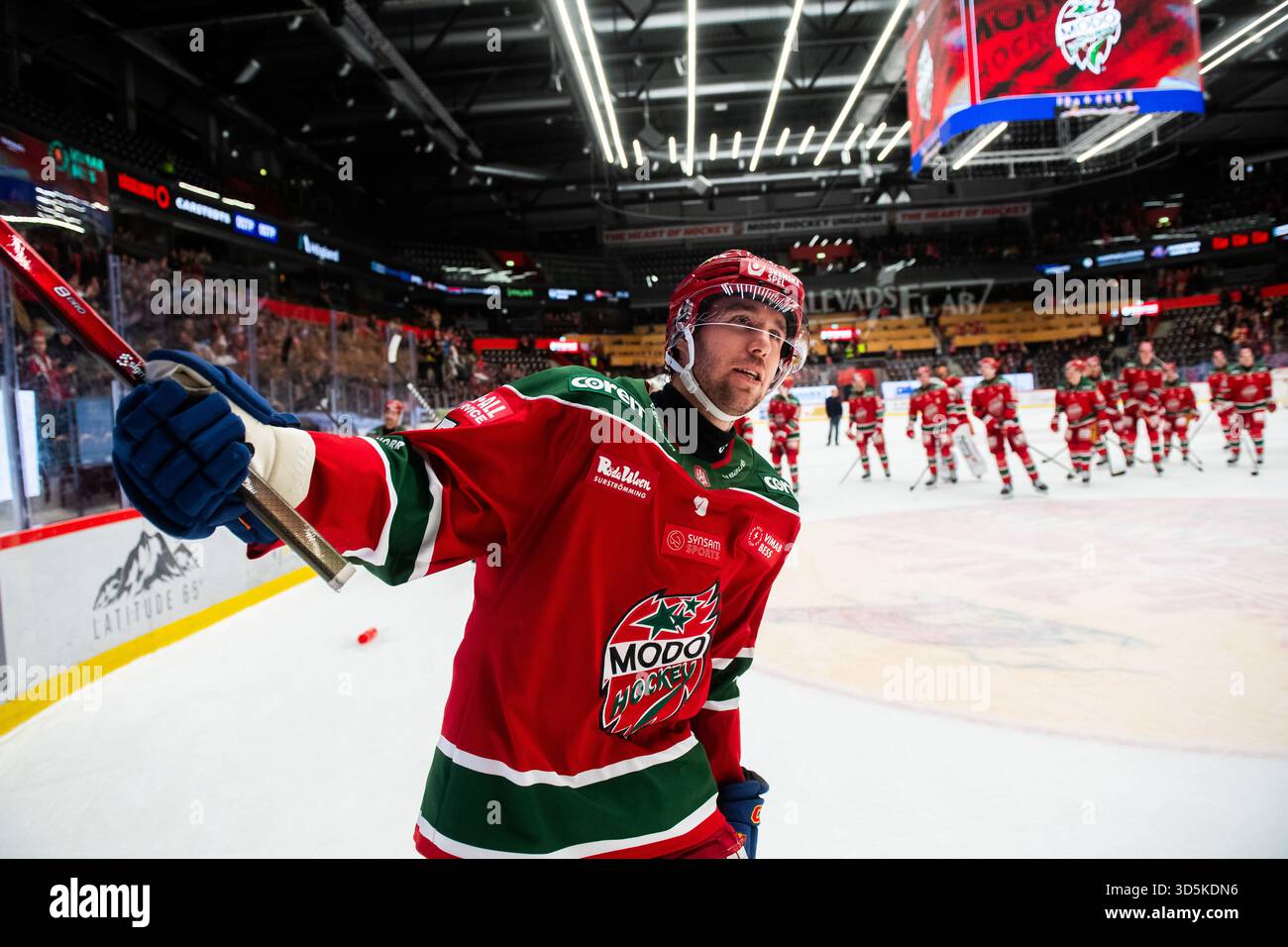 251116 Modos August Berg jublar efter ishockeymatchen i ...