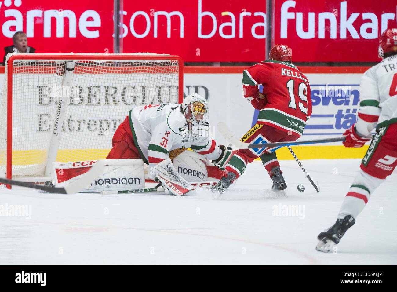 251116 Modos Tyler Kelleher gör 4-3 målet under ishockeymatchen i ...