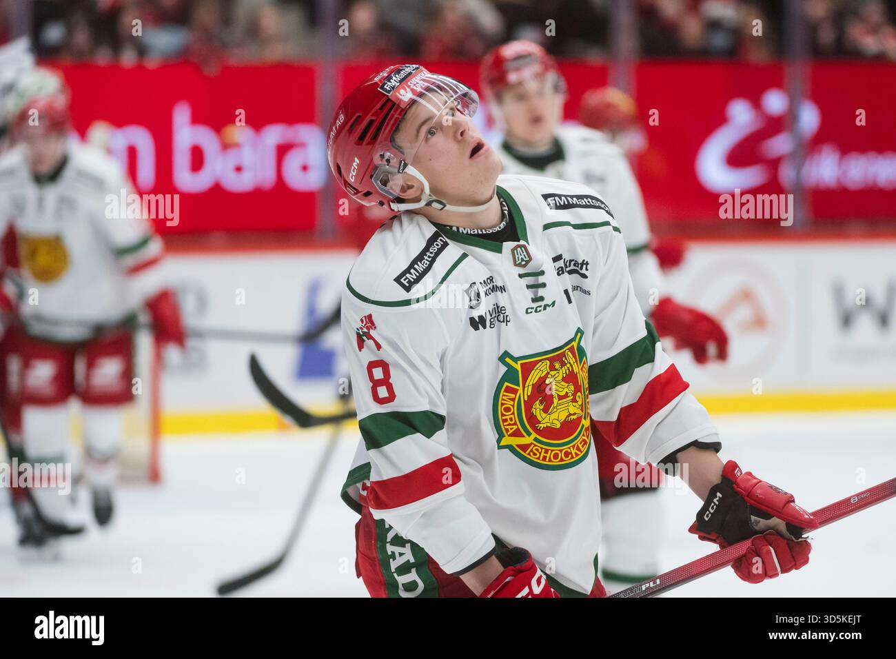 251116 Moras Anton Olsson deppar under ishockeymatchen i ...