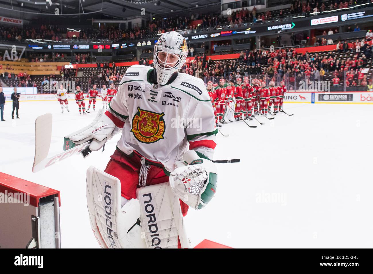 251116 Moras målvakt Marcus Hellgren Smed deppar efter ishockeymatchen ...