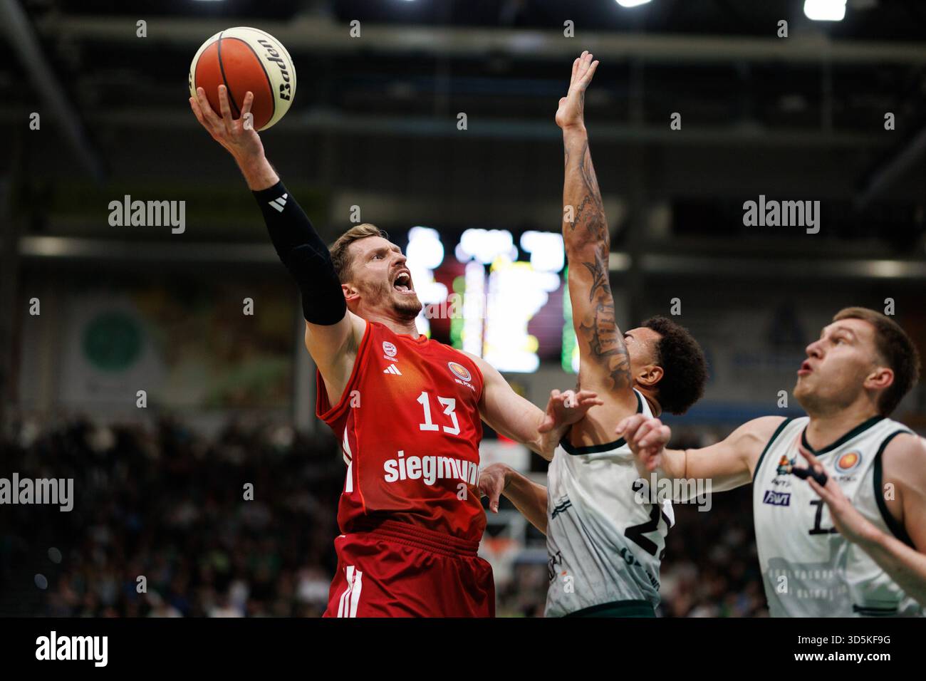 Andreas Obst (FC Bayern Basketball) im Zweikampf mit Nolan Adekunle ...