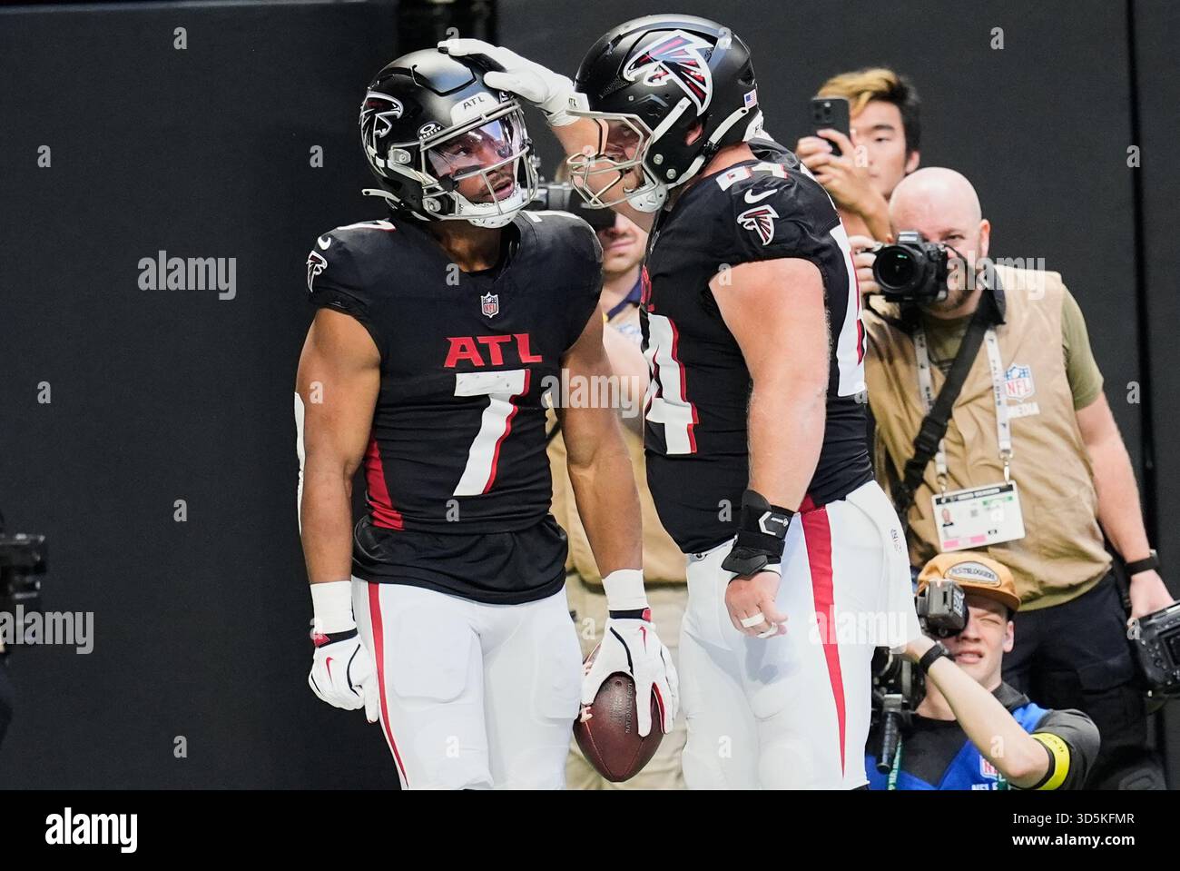 Atlanta Falcons running back Bijan Robinson (7) celebrates his ...