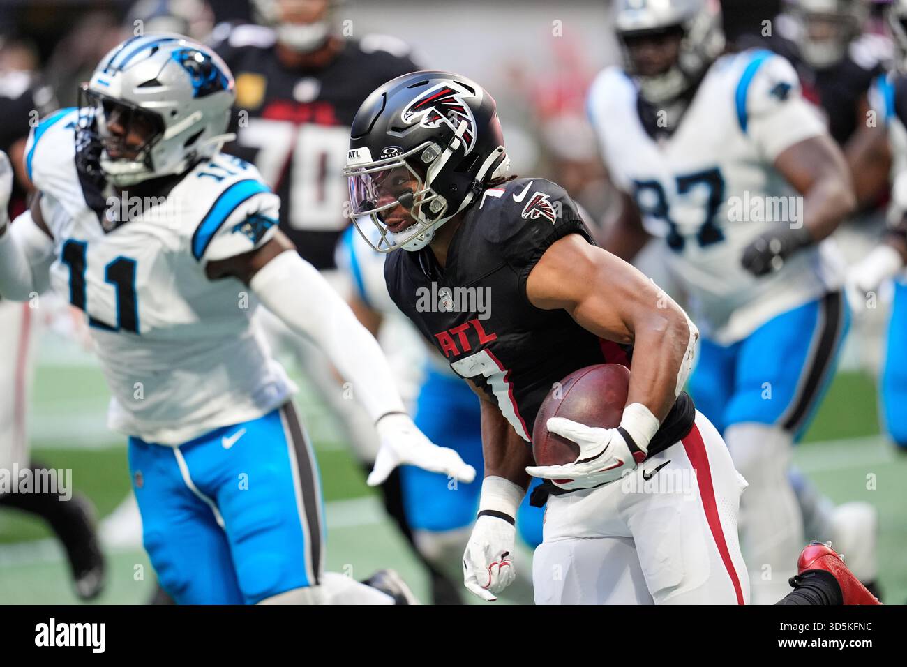 Atlanta Falcons running back Bijan Robinson (7) carries against the ...