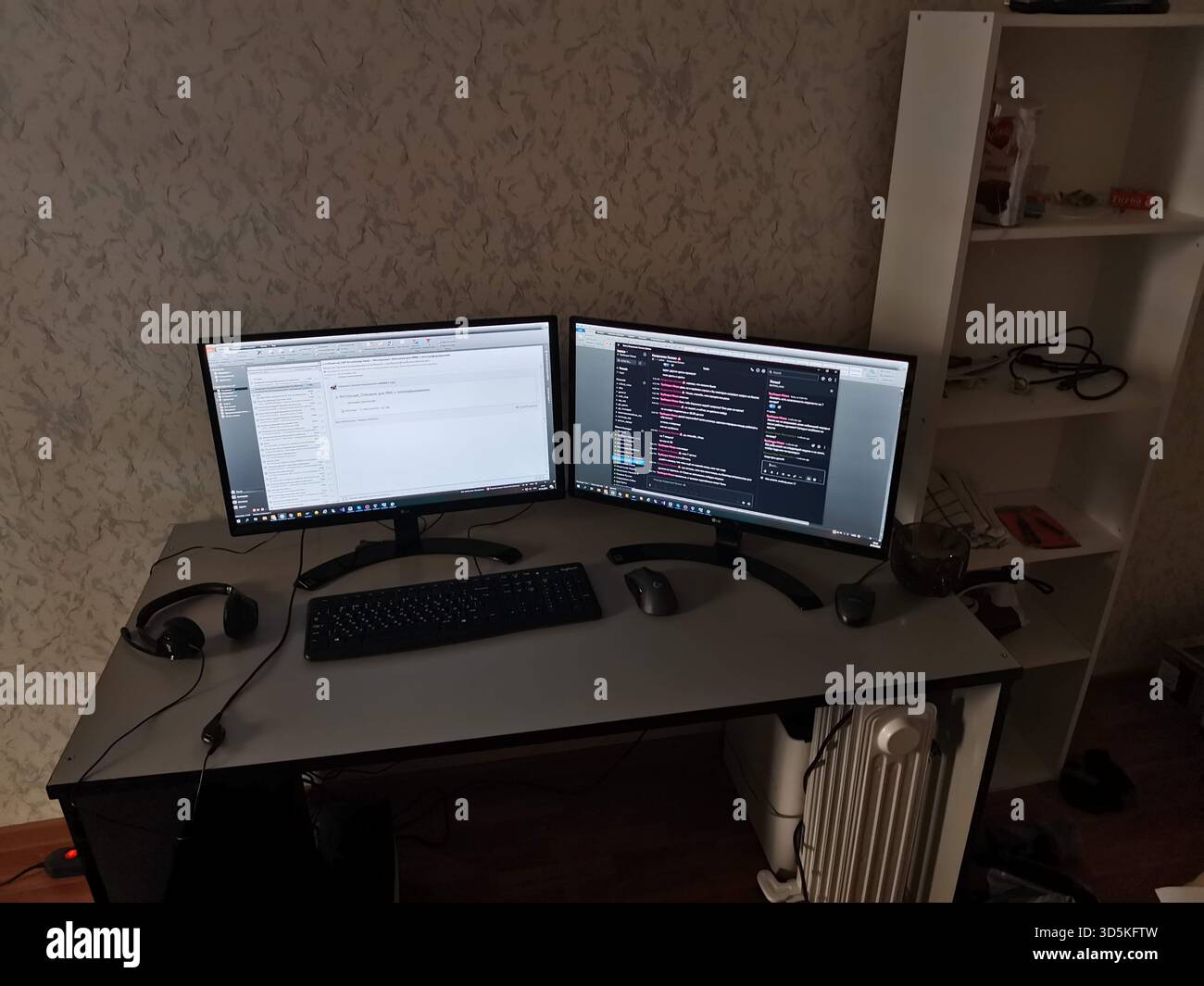 Dual monitor desk hi-res stock photography and images - Alamy