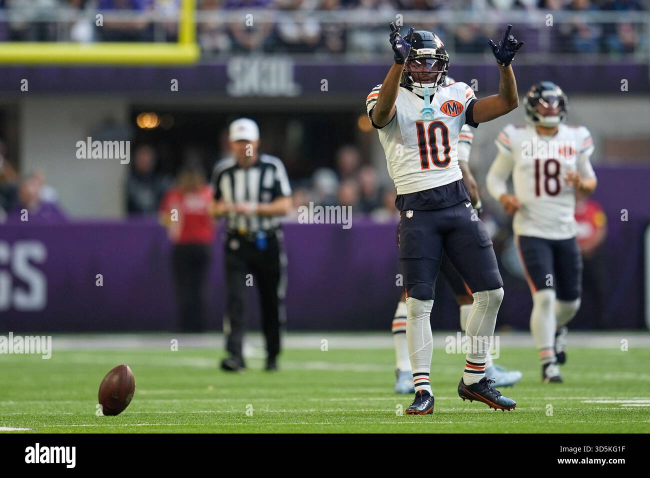 Chicago Bears wide receiver Luther Burden III (10) celebrats after ...