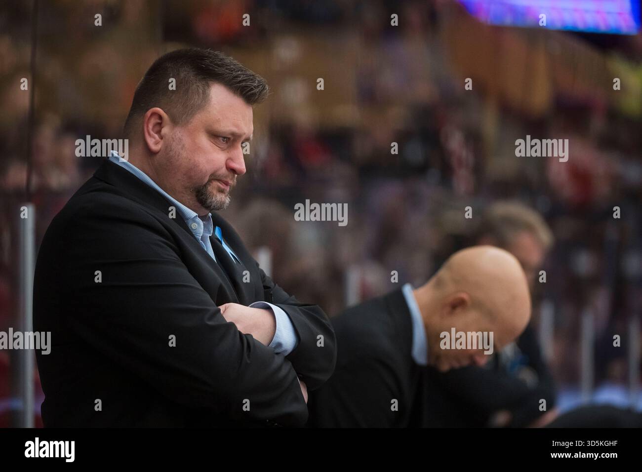 251116 Modos tränare Mattias Karlin under ishockeymatchen i ...