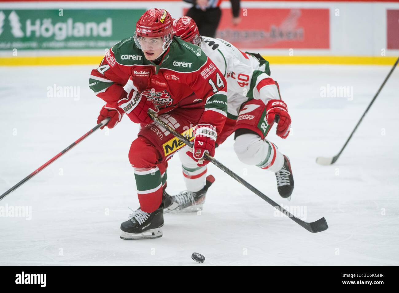 251116 Modos Jakob Noren under ishockeymatchen i Hockeyallsvenskan ...