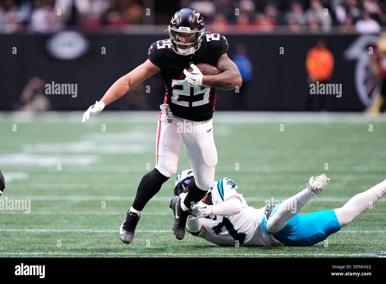Atlanta Falcons running back Tyler Allgeier (25) carries against ...
