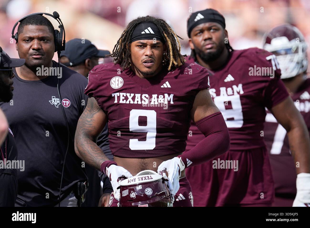 Texas A&M defensive end Cashius Howell (9) prepares to take the field ...