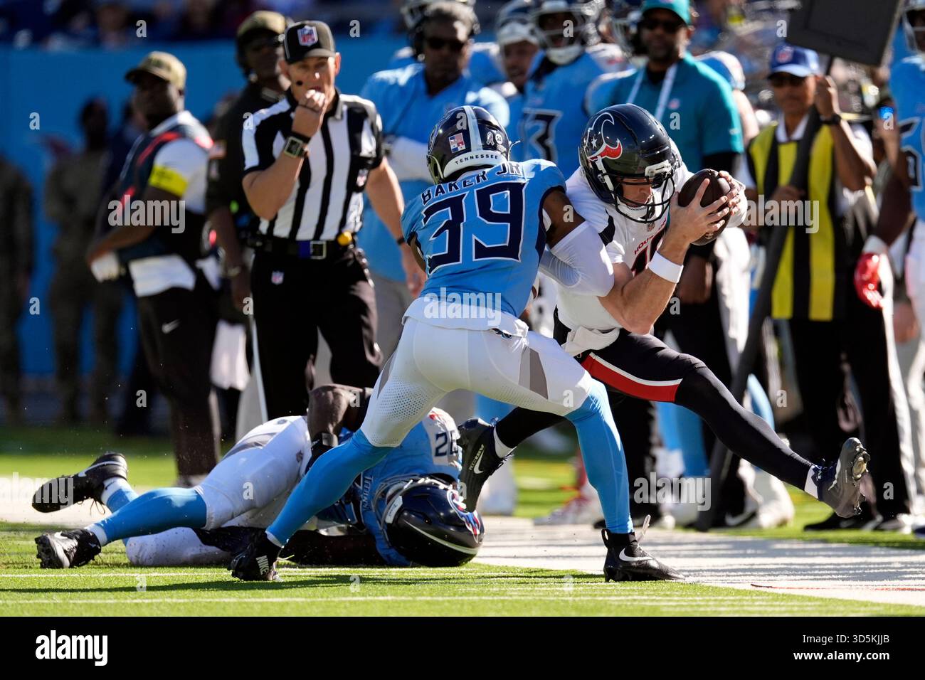 Tennessee Titans cornerback Darrell Baker Jr. (39) knocks Houston ...