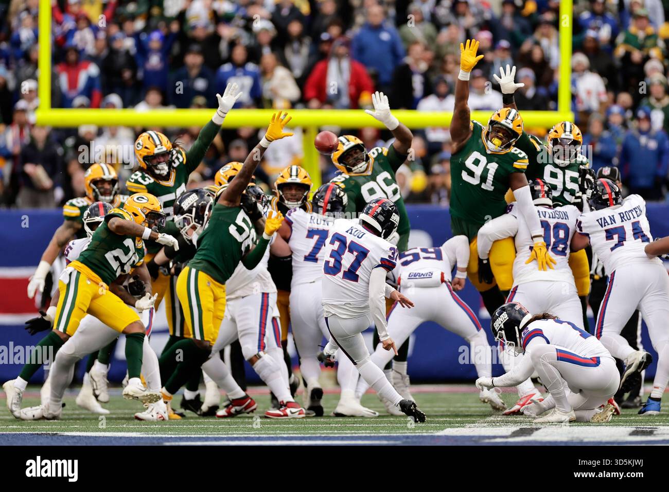 New York Giants' Younghoe Koo misses an extra point during the first ...