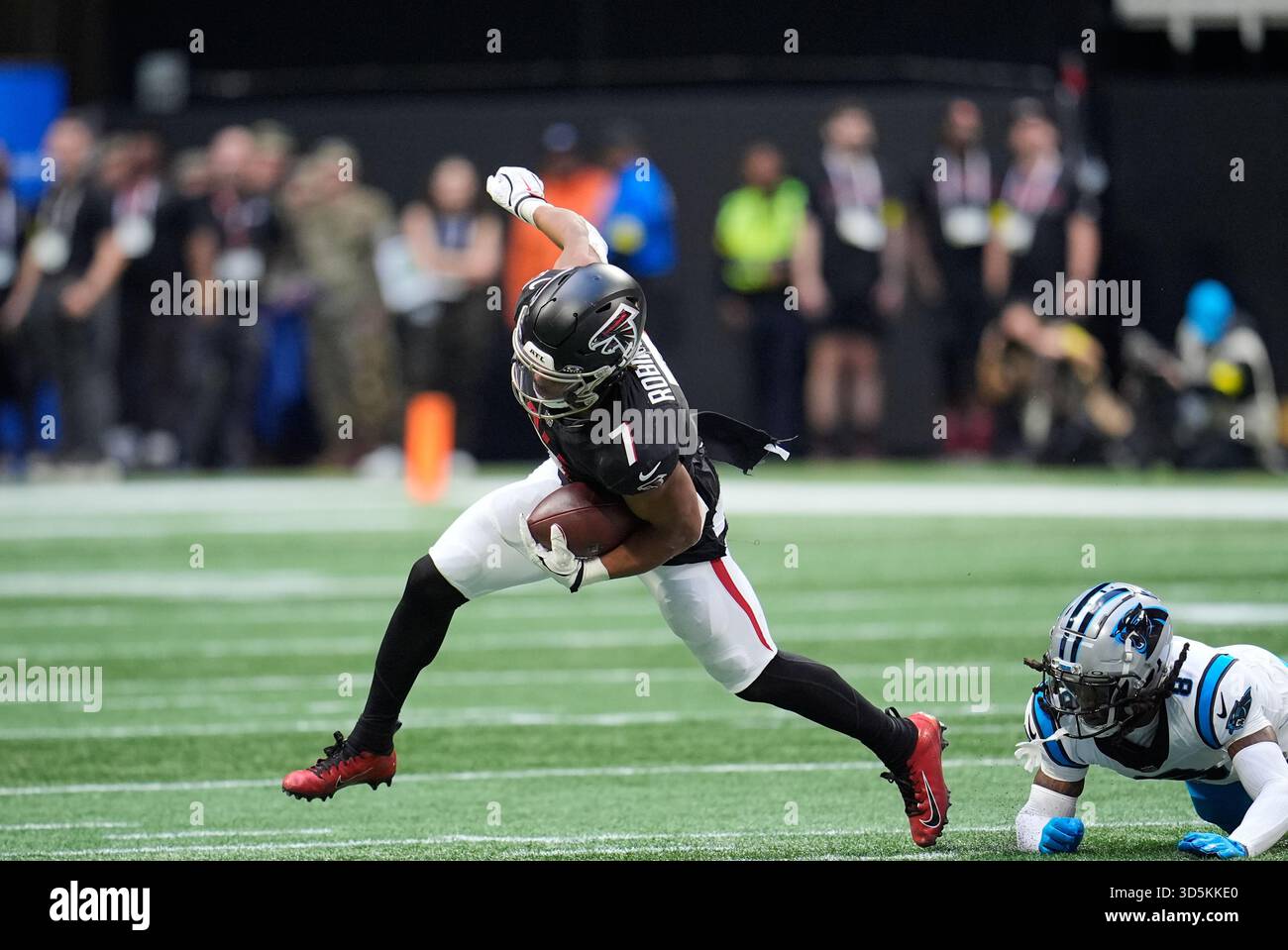 Atlanta Falcons running back Bijan Robinson (7) carries past Carolina ...