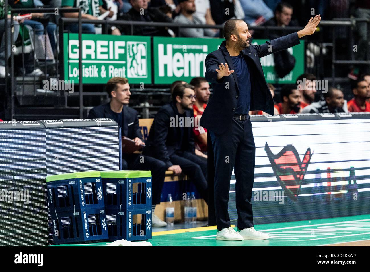 TJ Parker (Assistant Coach FC FC Bayern Munich) gestures BBL Cup: Vet ...