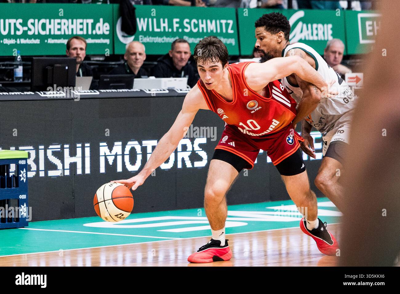 Justiniane Jessup (FC FC Bayern Munich, 10) on the ball, Urald King ...