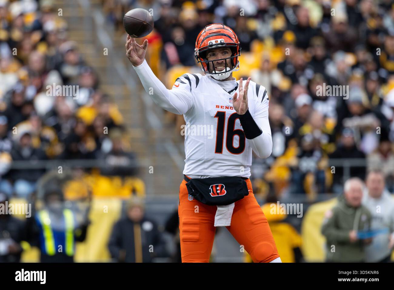 Cincinnati Bengals quarterback Joe Flacco (16) throws a pass during an ...