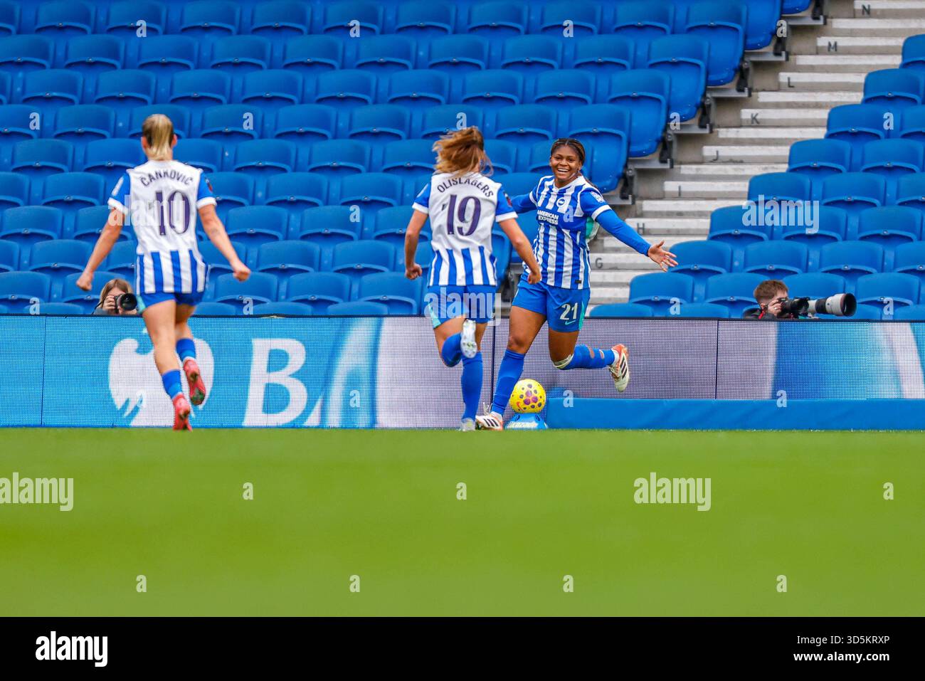 Madison Haley (21 Brighton & Hove Albion) celebrates her goal during ...