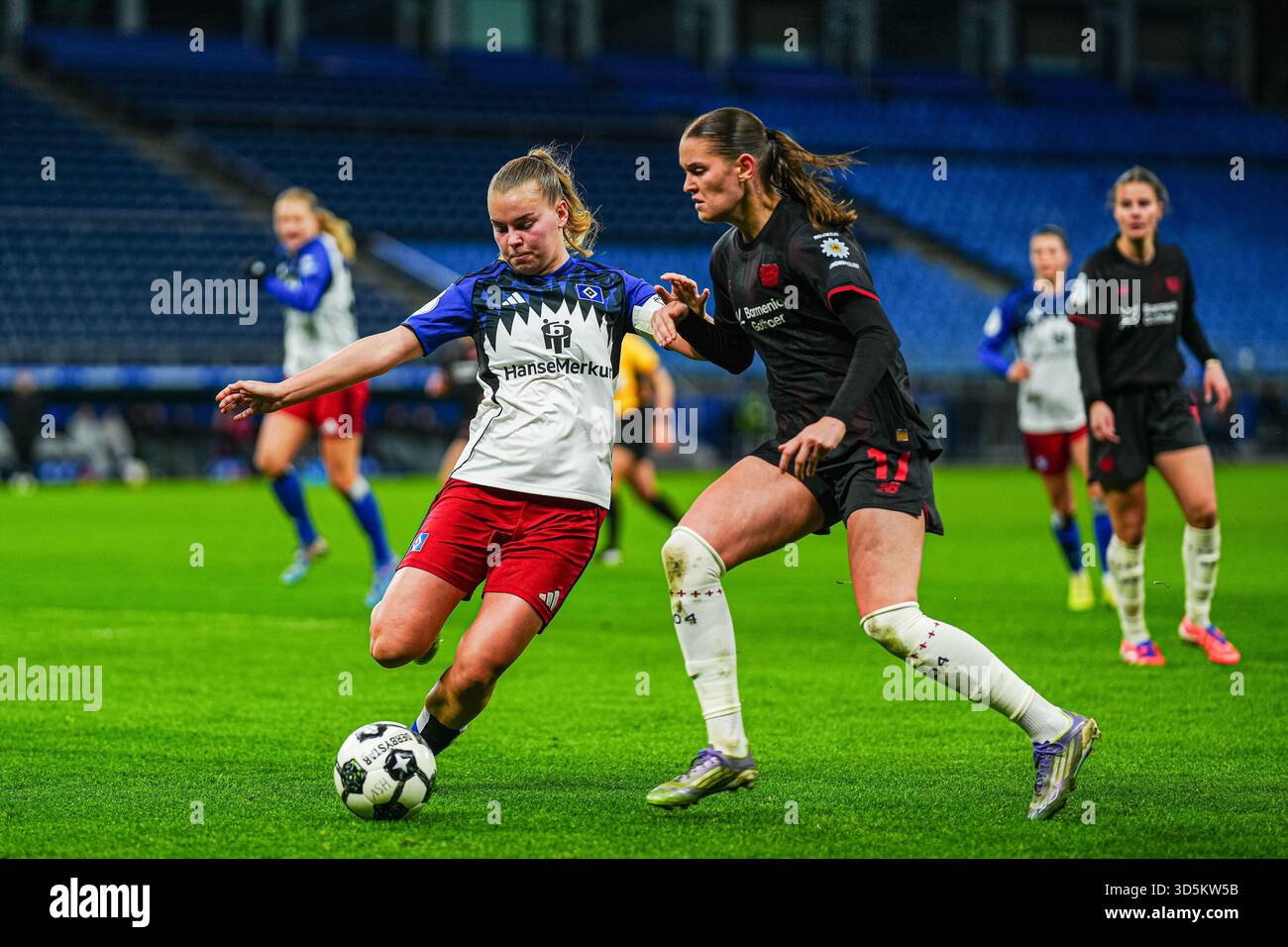 Svea Stoldt (Hamburger SV, #08), Valentina Maedl (Bayer 04 Leverkusen, #17) GER, Hamburger SV vs ...
