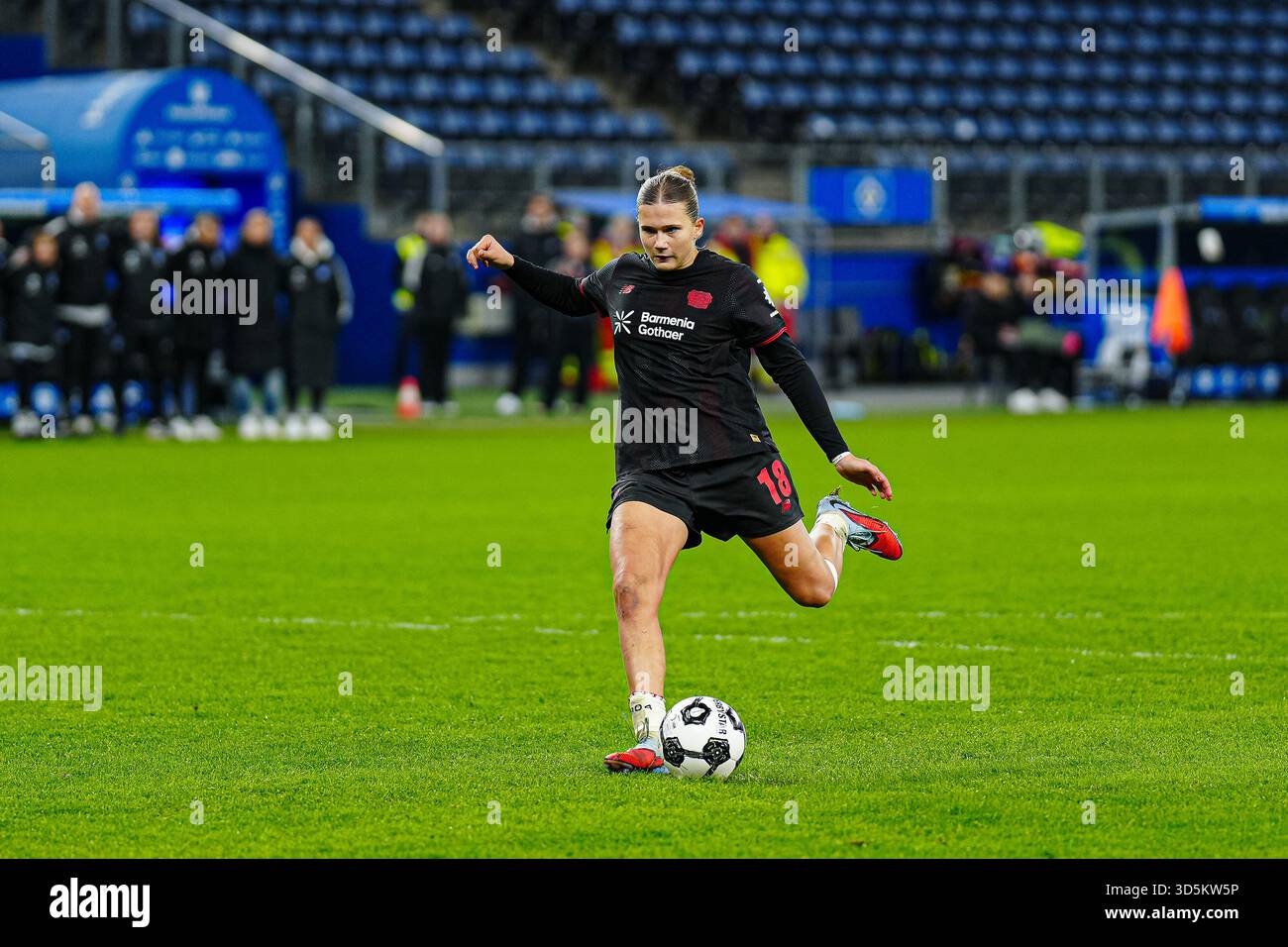 Julia Mickenhagen (Bayer 04 Leverkusen, #18) bei Elfmeterschiessen GER ...