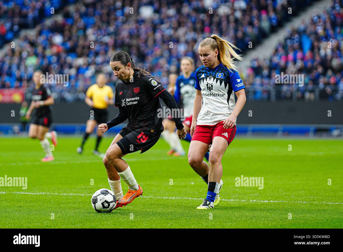 Loreen Bender (Bayer 04 Leverkusen, #19), Svea Stoldt (Hamburger SV ...