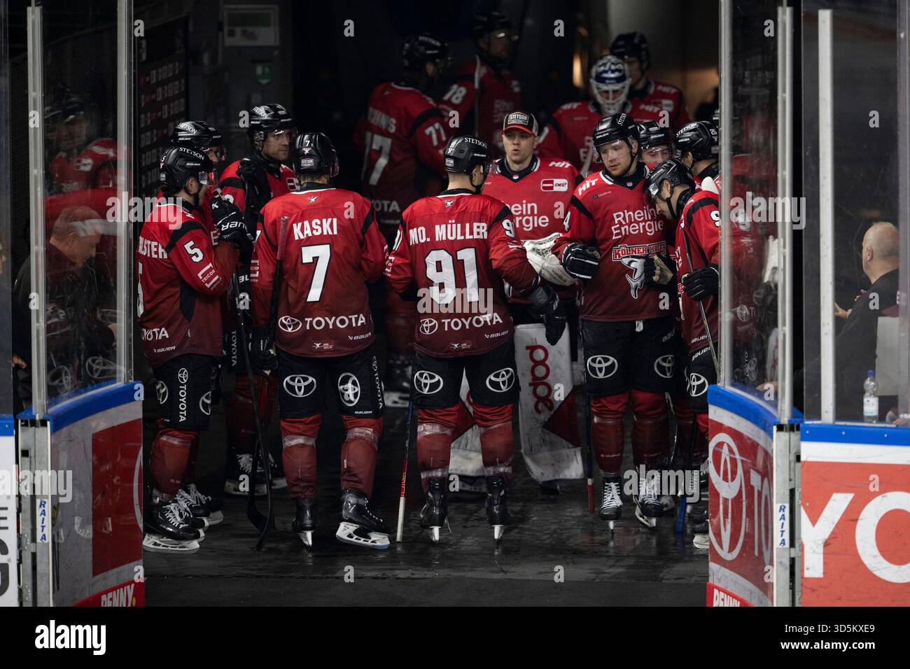 Robin van Calster (Cologne Sharks, forward, #5); Oliwer Kaski (Cologne ...