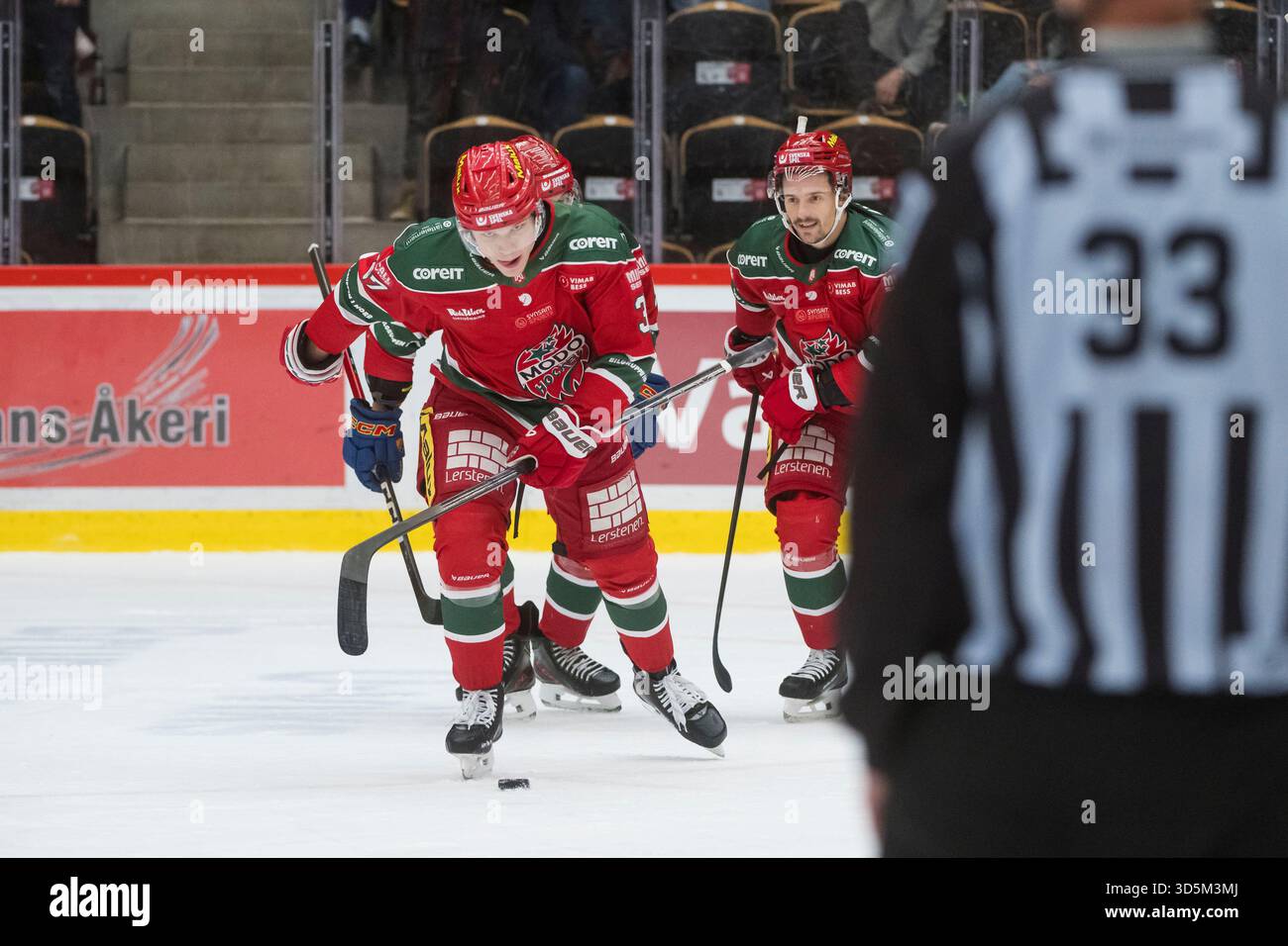 251116 Modos Viktor Persson efter 3-3 under ishockeymatchen i ...