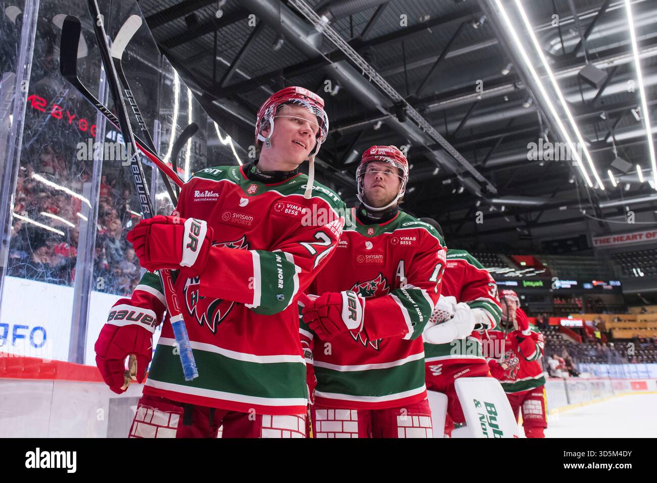 251116 Modos Milton Gästrin jublar efter ishockeymatchen i ...