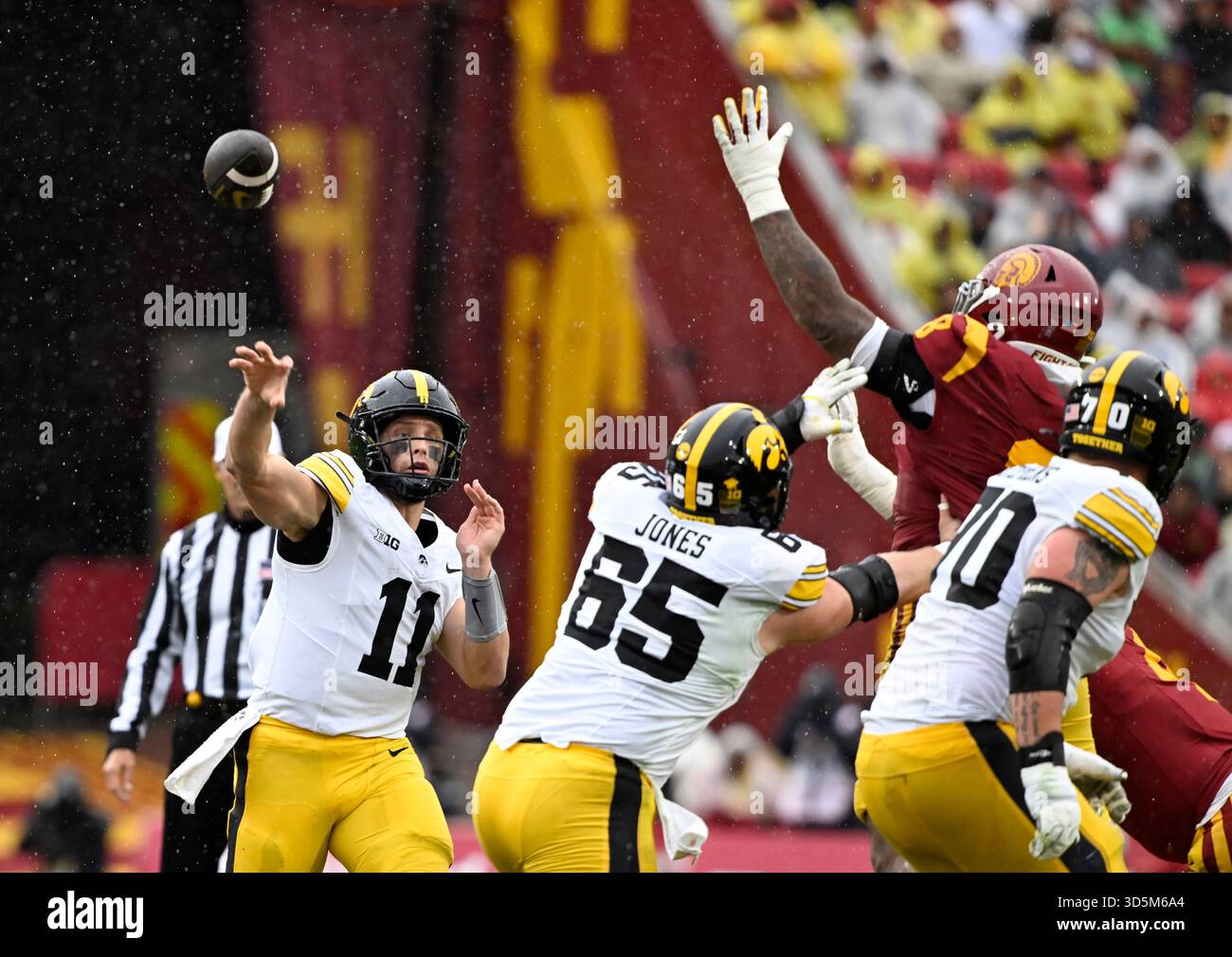 November 15, 2025 Iowa Hawkeyes quarterback Mark Gronowski (11) throws ...