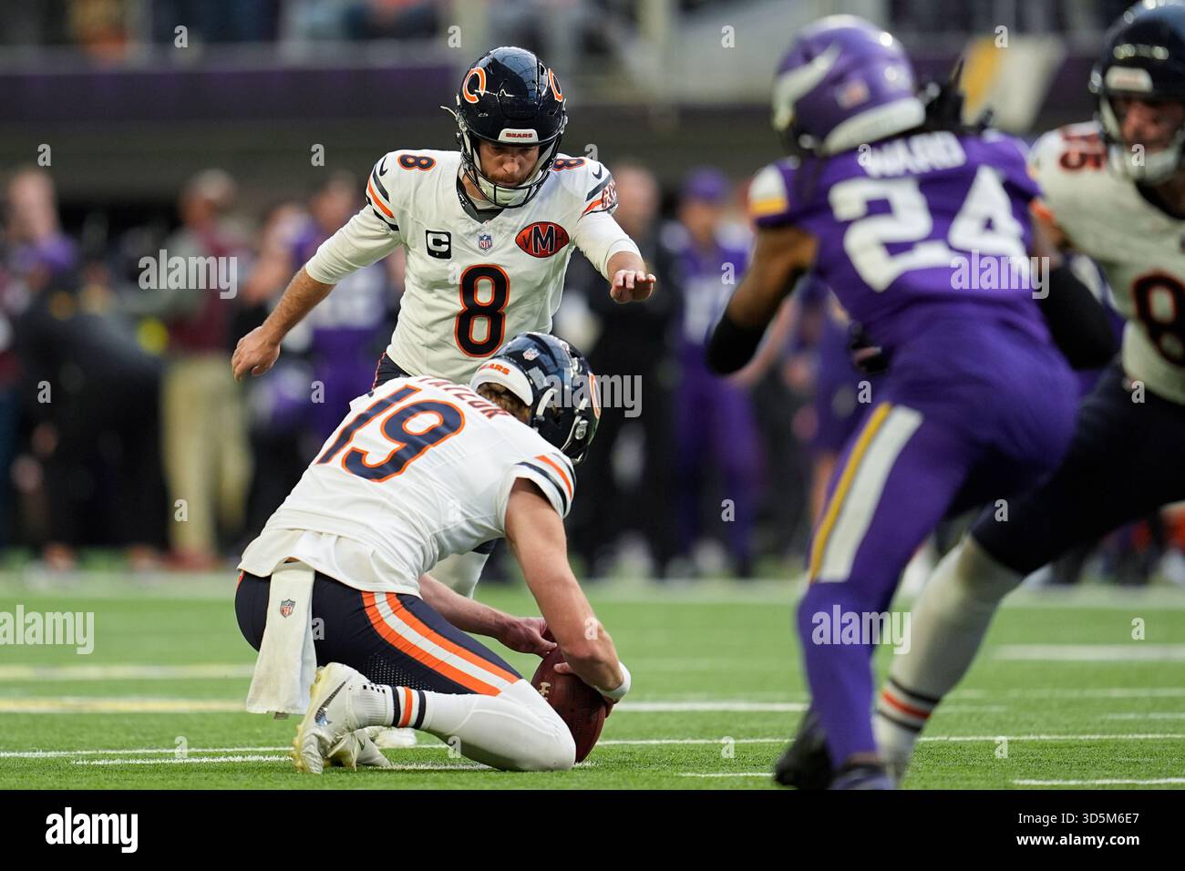 Chicago Bears place kicker Cairo Santos (8) kicks the game-winning field goal against the ...