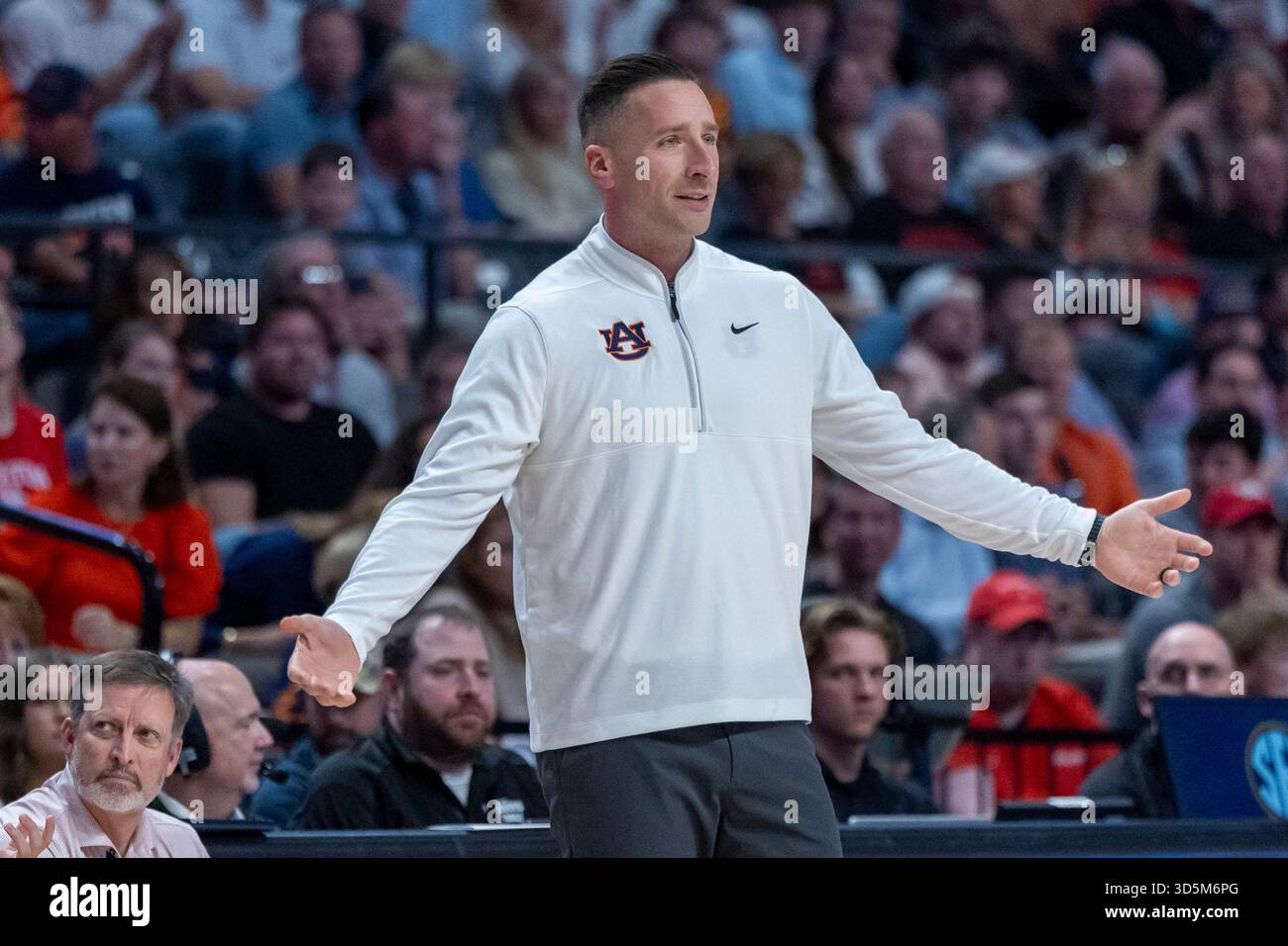 Auburn head coach Steven Pearl reacts to a play during the first half ...