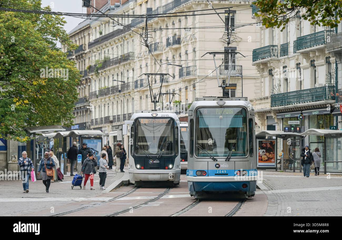 Straßenbahn, Tram in der Innenstadt, Tramway de Grenoble, Frankreich ...