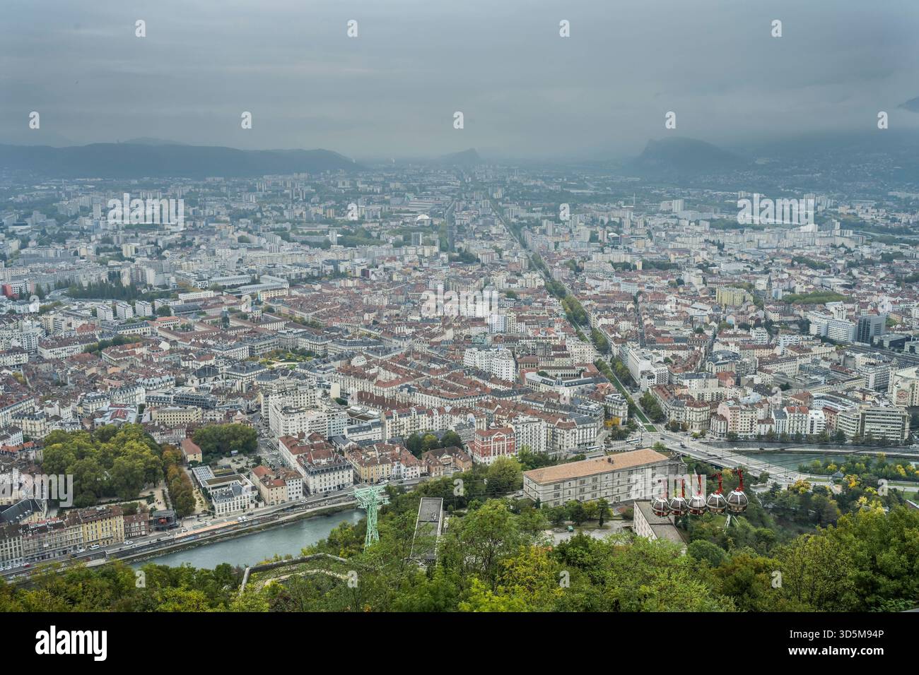 Stadtpanorama, Fluss Drac, Stadtzentrum, Grenoble, Frankreich *** City ...